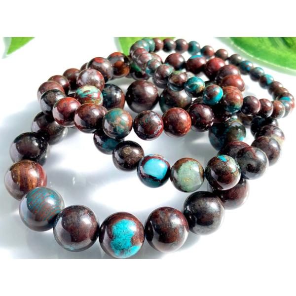 商品発送元：激安天然石卸専門の仕入パワーストーン（株）島田商事ジュエリー・アクセサリー、ジュエリー・アクセサリーシックな色合いのブラッククリソコーラのブレスレットです。アズライト、マラカイトなどが混ざり合い、大地をを思わせる色彩が非常に美し...