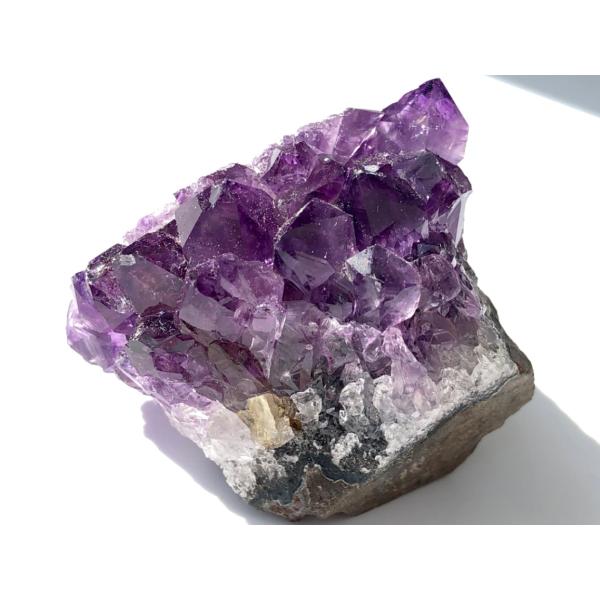 商品発送元：激安天然石卸専門の仕入パワーストーン（株）島田商事ジュエリー・アクセサリー、ジュエリー・アクセサリー、ブレスレット・バングル、ビーズ高い透明度と優しい色合いが美しいウルグアイ産アメジスト原石です。ウルグアイ産のアメジストは品質が...