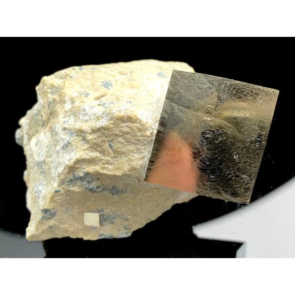 商品発送元：激安天然石卸専門の仕入パワーストーン（株）島田商事ジュエリー・アクセサリー非常に人気の高い母岩付きパイライトの原石です。スペイン産のパイライトはサイコロのようにほぼ正立方体に結晶し、品質が高く美しいのが特徴。金色の色合いから仕事...