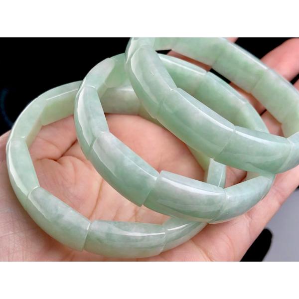 商品発送元：激安天然石卸専門の仕入パワーストーン（株）島田商事ジュエリー・アクセサリー繁栄・成功・健康の石として、幅広い年齢層に人気の翡翠ブレスレット。艶のある優しい色合いが美しいパワーストーンです。素材：翡翠（ひすい・ヒスイ・ジェイド・j...