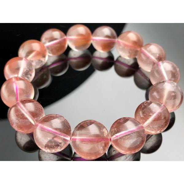 商品発送元：激安天然石卸専門の仕入パワーストーン（株）島田商事ジュエリー・アクセサリー細かい針状の鉱物が水晶に内包されたラビットサゲニティッククォーツ。ギリシャ語とラテン語で「綱」を意味するSagenaが由来です。素材：ピンクラビットヘアサ...