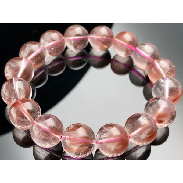 商品発送元：激安天然石卸専門の仕入パワーストーン（株）島田商事ジュエリー・アクセサリー細かい針状の鉱物が水晶に内包されたラビットサゲニティッククォーツ。ギリシャ語とラテン語で「綱」を意味するSagenaが由来です。素材：ピンクラビットヘアサ...