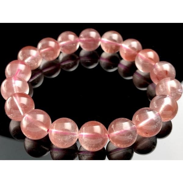 商品発送元：激安天然石卸専門の仕入パワーストーン（株）島田商事ジュエリー・アクセサリー細かい針状の鉱物が水晶に内包されたラビットサゲニティッククォーツ。ギリシャ語とラテン語で「綱」を意味するSagenaが由来です。素材：ピンクラビットヘアサ...