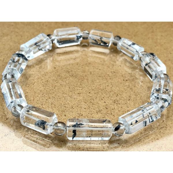 商品発送元：激安天然石卸専門の仕入パワーストーン（株）島田商事ジュエリー・アクセサリースティブナイトインクォーツ（輝安鉱入り水晶）は、非常に柔らかく壊れやすい輝安鉱を透明な水晶が包み込んだ、希少性の高い天然石。内部に見られる銀・黒銀色の針状...