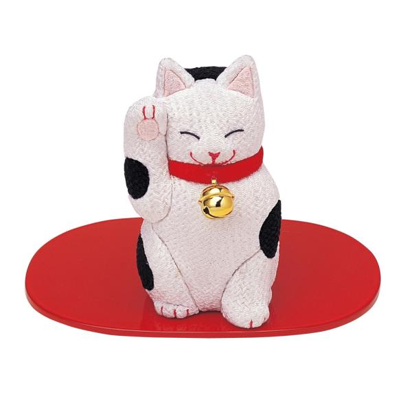 商品発送元：真多呂人形キッズ・ベビー・マタニティ右手を挙げて「金運」を招く、可愛らしい定番の縁起物。昔から、幸せと商売繁盛を招く縁起物とされてきた招き猫を、木目込み人形キットにしてお届けします。招き猫は右手を挙げているものは「金運」、左手を...