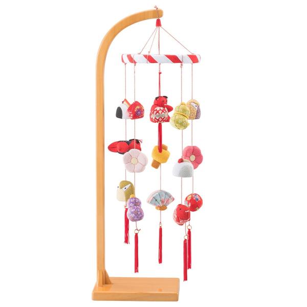 商品発送元：真多呂人形つるし台の高さ56cm台座17×11cmキッズ・ベビー・マタニティ一つ一つに願いを込めて。雛人形と一緒に飾れば、節句がもっと華やかに。ひな祭りの定番、つるし飾りの木目込み人形キットです。お子様、お孫様の雛人形と一緒に、...