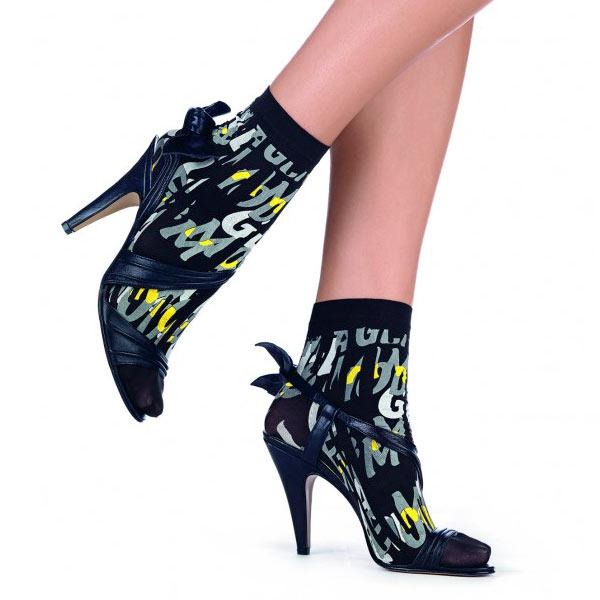 商品発送元：インポートセレクトショップ　Moda Italiaファッション・ブランド、インナーウェア・ナイトウェア、レディース、ストッキングイタリアインポート ブランド SANPELLEGRINO HANNOVER 文字柄ソックス　黒、白オ...