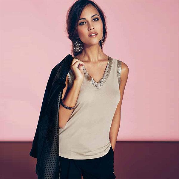 商品発送元：インポートセレクトショップ　Moda Italiaファッション・ブランド、レディース・婦人服、カットソー、ノースリーブインポート カットソー イタリア ブランド ANDRA 3728 レザー切替Vネックノースリーブカットソー　ベ...