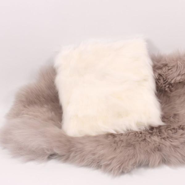 商品発送元：ムートンズ（Mouton's） ムートン通販専門店生活・インテリア・文具商品詳細      商品説明      天然羊毛をふんだんに使用した、ムートンクッションです。長毛だから肌触りはしっとりさらさらでなめらか。エレガントな雰囲...