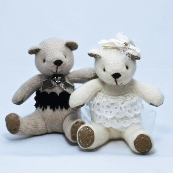 商品発送元：マイカシミヤ一点モノのアーティストベア。体長約12cm。おもちゃ・ホビー・ゲーム、おもちゃ、人形・ぬいぐるみ　　　　　　　「エレガント」がテーマのウェディング・ベア「コットンレースとチュールのドレス。ブラックのウエストマークで ...