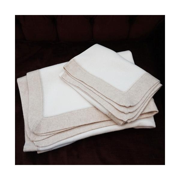 商品発送元：マイカシミヤリブ編み約116cm x 約83cm（縁5cm）。無染色アイボリーｘ無染色ベージュと無染色ベージュX無染色こげ茶の2配色があります。リブ編みなので、しっかりとした厚さ。裏表が同じ編地高級感があります。ファッション・ブ...