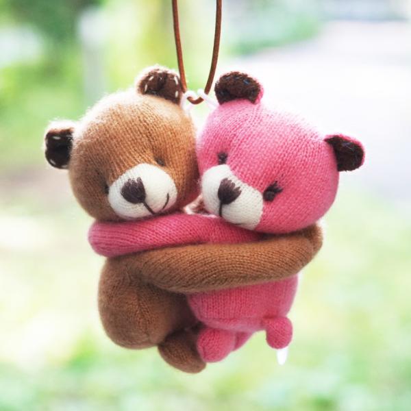 商品発送元：マイカシミヤ皮紐付きのベビー・ハグベア。耳のウルトラ・スエードとハンド・ステッチがアクセント。体長約８センチ。おもちゃ・ホビー・ゲーム、おもちゃ、人形・ぬいぐるみ