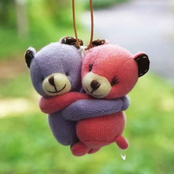 商品発送元：マイカシミヤ皮紐付きのベビー・ハグベア。耳のウルトラ・スエードとハンド・ステッチがアクセント。体長約８センチ。おもちゃ・ホビー・ゲーム、おもちゃ、人形・ぬいぐるみ