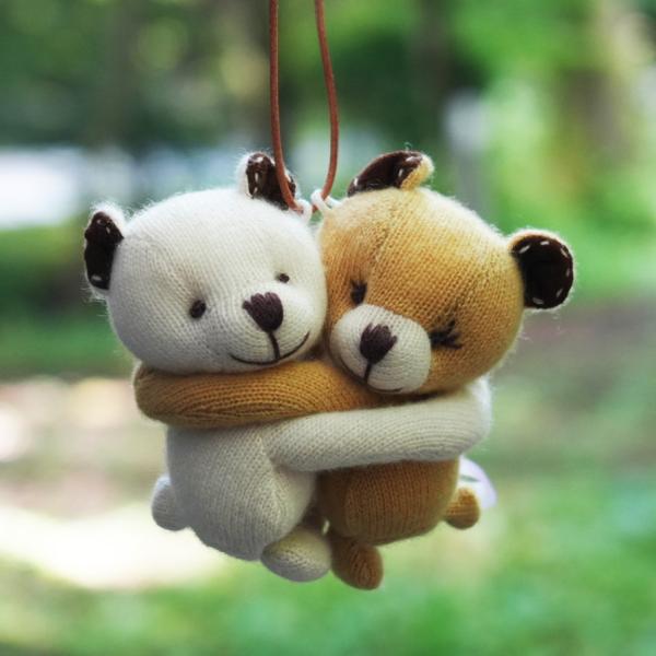 商品発送元：マイカシミヤ皮紐付きのベビー・ハグベア。耳のウルトラ・スエードとハンド・ステッチがアクセント。体長約８センチ。おもちゃ・ホビー・ゲーム、おもちゃ、人形・ぬいぐるみ