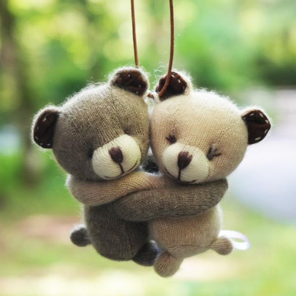 商品発送元：マイカシミヤ皮紐付きのベビー・ハグベア。耳のウルトラ・スエードとハンド・ステッチがアクセント。体長約８センチ。おもちゃ・ホビー・ゲーム、おもちゃ、人形・ぬいぐるみ