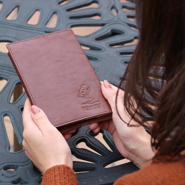 商品発送元：【Leather Goods】ナダヤ | 財布、バッグ、革小物バッグ・靴・小物 スヌーピーの魅力に惹き込まれていく。スヌーピーといえば、可愛い犬のキャラクター。はじめはそんな認識でいました。 だけど知れば知るほど、可愛いだけじゃ...