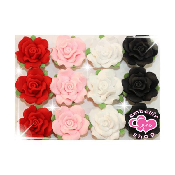 商品発送元：ネイルチップ ラインストーン専門店 ネイルンデコ2~5営業日で発送(土日祝除く,欠品+3~4週間)ビューティ・コスメ・香水柔かい素材で出来た葉っぱがついているバラです。大きさは25ｍｍです。クレイフラワーとはプラスチック程硬さは...