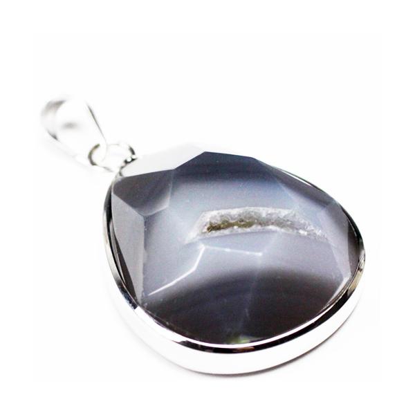 商品発送元：クリスタルマートサイズ：35mmx40mm産地：ブラジル真鍮ジュエリー・アクセサリー、ジュエリー・アクセサリー、ネックレス多くの模様と最古の天然石カルセドニーの一種で、縞模様のはっきりしているメノウを（アゲート）と呼び、区別され...