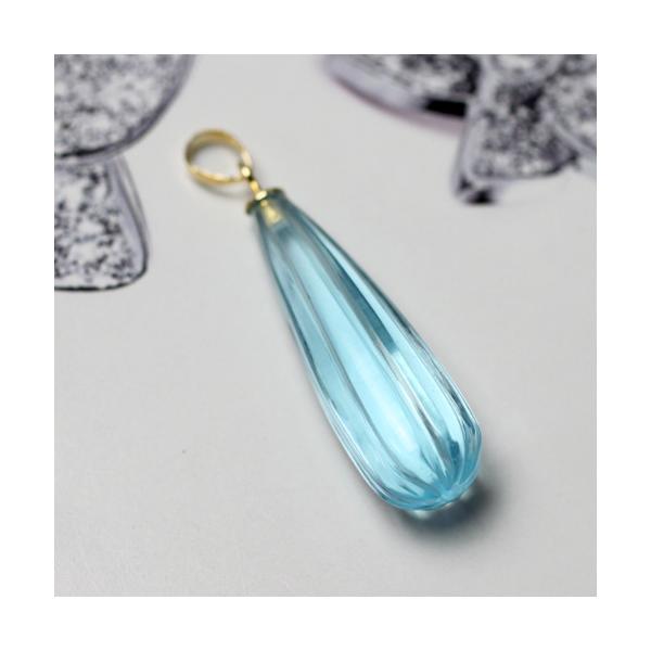 商品発送元：クリスタルマート石の大きさ：2ｍｍｘ8ｍｍｘ25ｍｍＫ１８　バチカンその他水からのお守り・海のお守り輝くブルートパーズの美しさを引き立てる、K18製のペンダントトップ。どんなスタイルにもマッチするこのアイテムは、日常使いはもちろ...