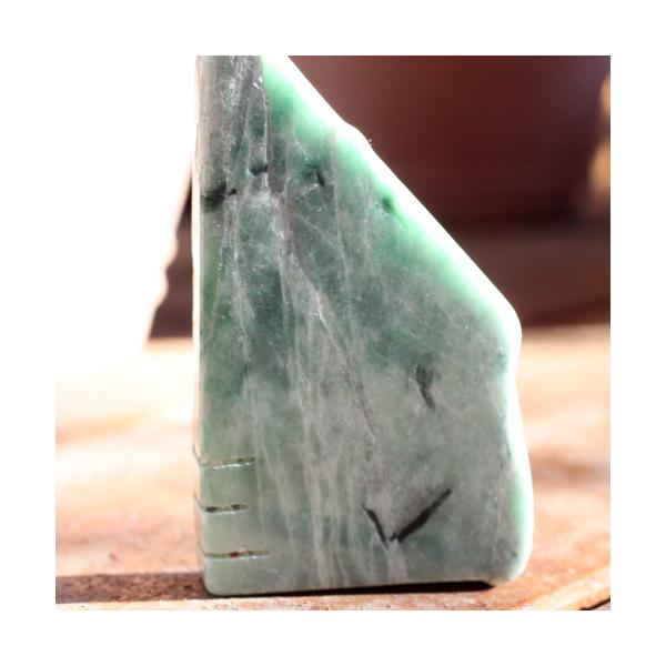 商品発送元：クリスタルマートサイズ：110ｍｍｘ60ｍｍｘ20ｍｍ産地：糸魚川翡翠原石ジュエリー・アクセサリー、ジュエリー・アクセサリー、ルース30年ほど前に勾玉やペンダントを作った残りの原石が倉庫に眠っていました。加工下残りの原石で、加工...