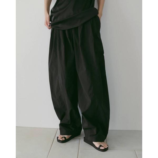 商品発送元：apricot online shop即日もしくは翌日出荷予定の商品です。ファッション・ブランド、レディース・婦人服タックを4本入れ、たっぷりとボリュームを持たせたナイロンパンツ。丸みのあるフォルムが印象的で、スタイリングに存在...