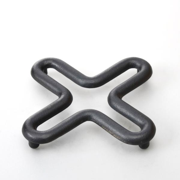 商品発送元：ココショク-日本の手仕事雑貨生活・インテリア・文具、キッチン雑貨・小物用品鉄鋳物・鍋敷・新四波品番：CH-06品名：鍋敷・新四波色：黒（本漆焼付仕上げ）寸法：135x135x20mm材質：鋳鉄重量：330g 鍋敷はとても便利な道...