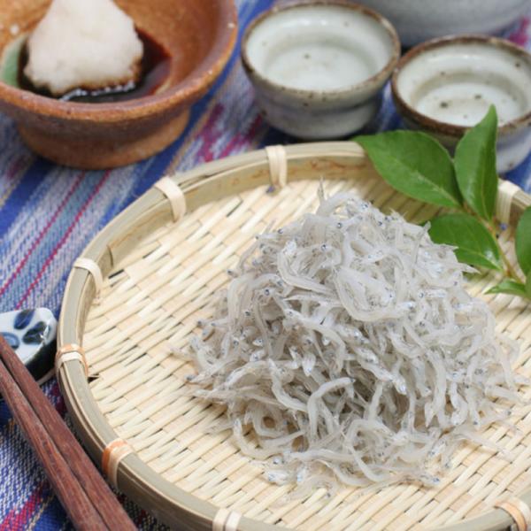 商品発送元：逸品 おとりよせ天日干しちりめん600ｇ【 冷蔵品 】＊北海道・沖縄・離島は別途送料700円頂戴いたします。フード・菓子百年、天日干し天日で干すことにより紫外線の働きでイノシン酸が増加し旨み成分が増すため、美味しいちりめんに仕上...