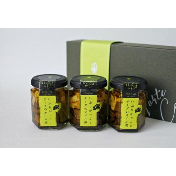 商品発送元：逸品 おとりよせ【内容量】100g×3※北海道・九州は+500円、沖縄・離島は+1,000円別途送料がかかります。フード・菓子いぶりがっことチーズのオイル漬け　3個セットいぶりがっことチーズを魚醤「しょっつる」と塩麹を加えて仕上...