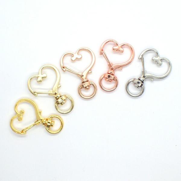 商品発送元：Partsworld　パーツワールドジュエリー・アクセサリー【商品説明】バッグチャームにピッタリの可愛いハート型のキーホルダーパーツ。ナスカン・二重カン・回転カンつきなので簡単に可愛く♪ハンドメイドに☆ 【商品仕様】◆サイズ：全...