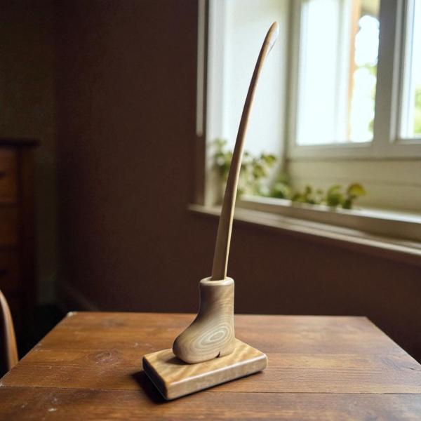 商品発送元：木製品工房アートフォルム公式ストア材料 : 斧折樺(靴べら、ベース板、小さな靴）仕上 : ウレタン塗装サイズ：70cm※くつべらとのセット価格です。その他東京・日本橋の高島屋から宮内庁に納められた靴べらと同じ素材の斧折樺（オノオ...