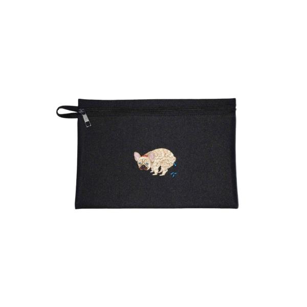 商品発送元：PEGION家電・AV機器・カメラ 【FRENCH BULLDOG LIFE × PEGION】PEGION定番のアイコニックなモチーフ"POOING DOG"シリーズより、フレンチブルドックのうんちをしている姿を刺繍したクラッ...
