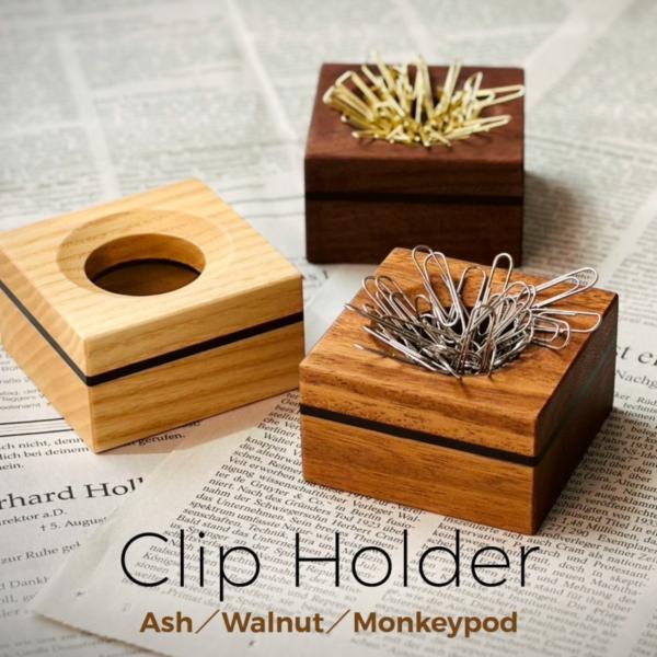商品発送元：RicodWalnut／Monkeypod／White Ash生活・インテリア・文具、文具、その他クリップホルダーは、ウォルナット・モンキーポッド・ホワイトアッシュの3種の無垢材から選べる、上質な木製デスクアクセサリーです。デス...
