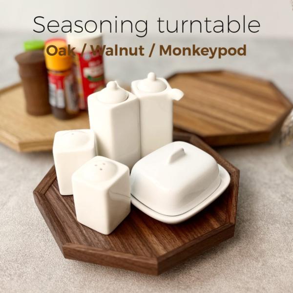 商品発送元：RicodWalnut／Oak／Monkeypod生活・インテリア・文具、キッチン雑貨・小物用品調味料ターンテーブルは、Ricodが手掛ける回転式の木製スパイスラックです。八角形のテーブル部分がターンテーブルのように回転し、奥に...