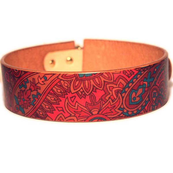 商品発送元：サクラ犬具製作所定番のペイズリーをエスニックな配色でデザインしましたペット・ペットグッズ、犬、首輪・胴輪・リード、首輪おなまえプレート(オプション)ご希望の場合は、カートボタン上の入力欄にて彫刻内容をご入力下さい。同じ首輪複数個...