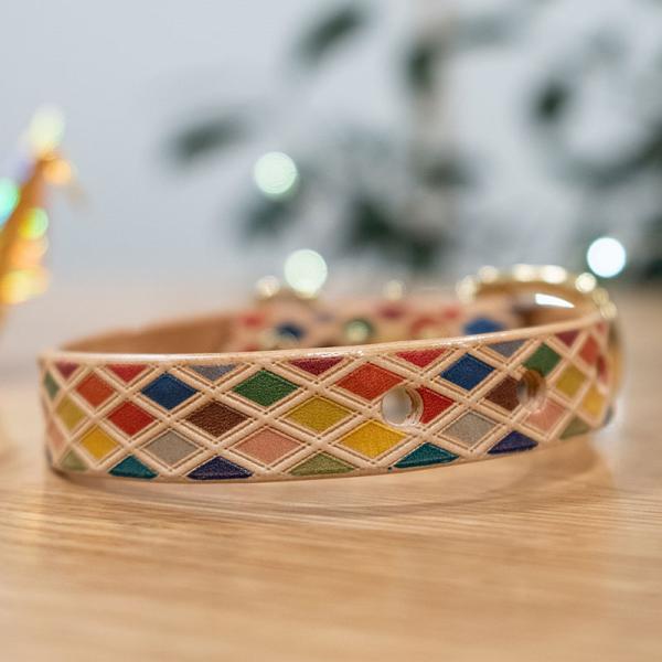 商品発送元：サクラ犬具製作所格子文様型押しに色をつけたレトロ感あふれるデザイン。使い込むと飴色に変色し味わい深い風合いに!ペット・ペットグッズ、犬、首輪・胴輪・リード、首輪おなまえプレート(オプション)ご希望の場合は、カートボタン上の入力欄...