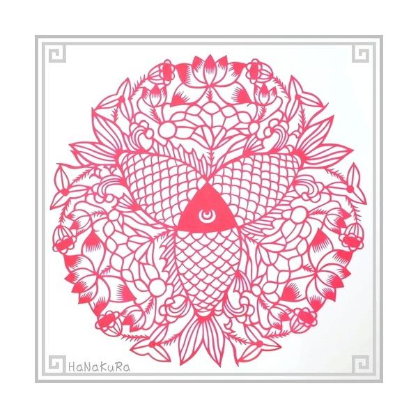 商品発送元：中国雑貨 華蔵直径21cmおもちゃ・ホビー・ゲーム、アート・美術品・骨董品・民芸品、絵画、その他三匹の魚とハスの花かれた切り絵です。魚の頭部分を重ねた、面白いデザインですね。直径21cm薄めの台紙が付いた保護フィルムに入れた状態...