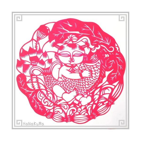 商品発送元：中国雑貨 華蔵直径21cmおもちゃ・ホビー・ゲーム、アート・美術品・骨董品・民芸品、絵画、その他子供と魚、蓮の花が描かれた切り絵です。この構図は「連年余魚」という伝統的な吉祥図案で、豊かさを祈願する縁起物として親しまれています。...