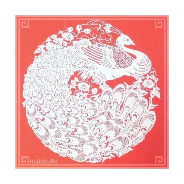 商品発送元：中国雑貨 華蔵直径26cmおもちゃ・ホビー・ゲーム、アート・美術品・骨董品・民芸品、絵画、その他白い紙を使った切り絵です。孔雀の羽根や牡丹の花の輪郭まで、非常に丁寧に作られています。 直径26cm薄めの赤い台紙が付いた保護フィル...