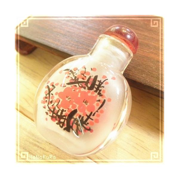 商品発送元：中国雑貨 華蔵おもちゃ・ホビー・ゲーム、アート・美術品・骨董品・民芸品、工芸品・民芸品、ガラス細工鼻煙壷(びえんこ)と呼ばれる、内側から絵を手描きしたガラス小瓶です。(鼻煙壺、鼻煙瓶と呼ぶ場合もあります)女性の親指くらいの、とて...