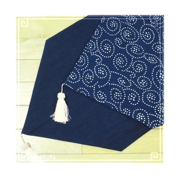 商品発送元：中国雑貨 華蔵裏側は無地（リバーシブル）生活・インテリア・文具、クッション・テーブルクロス・布装飾、テーブルクロス藍染め(印花布)のテーブルセンターです。表は渦模様、裏は無地に仕上げました。両端には飾り房が付いています。幅40c...