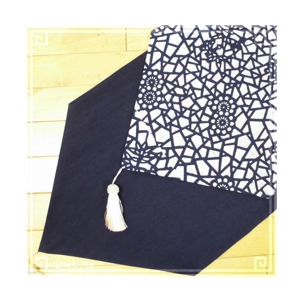 商品発送元：中国雑貨 華蔵裏側は無地（リバーシブル）生活・インテリア・文具、クッション・テーブルクロス・布装飾、テーブルクロス藍染め(印花布)のテーブルセンターです。表は白メインの草木柄、裏は無地に仕上げました。両端には飾り房が付いています...