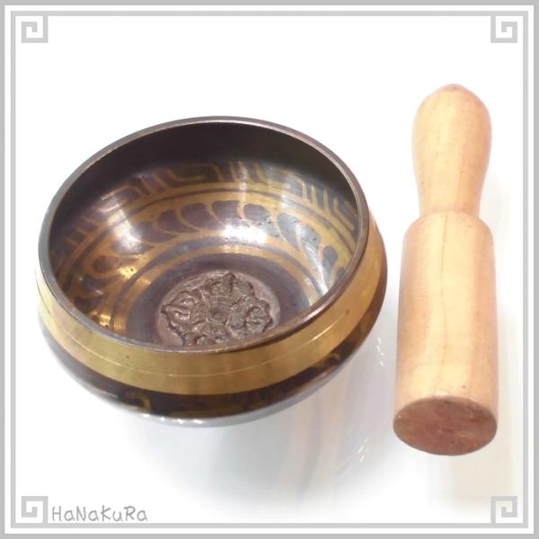 商品発送元：中国雑貨 華蔵生活・インテリア・文具、インテリア小物・置物、置物チベットの法具として知られている「シンギングボール」です。リン棒(木のバチ)でボウルの周囲を撫でるようにすると、金属が共鳴したかのような音(倍音と呼ばれます)が聞こ...