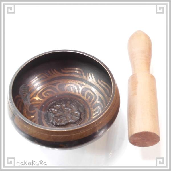 商品発送元：中国雑貨 華蔵生活・インテリア・文具、インテリア小物・置物、置物チベットの法具として知られている「シンギングボール」です。リン棒(木のバチ)でボウルの周囲を撫でるようにすると、金属が共鳴したかのような音(倍音と呼ばれます)が聞こ...