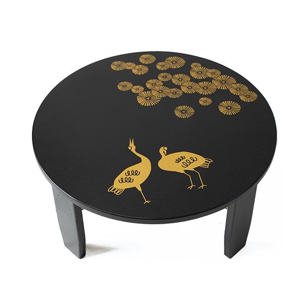 商品発送元：漆器の島安【うるわしうるし】ラッピングサイズ：大生活・インテリア・文具、テーブル”松”と”鶴”の吉祥文様を現代風にアレンジした脚折式の「和風カフェテーブル」です。直径45cmのサイズは一人膳としてはもちろんのこと、和風のインテリ...