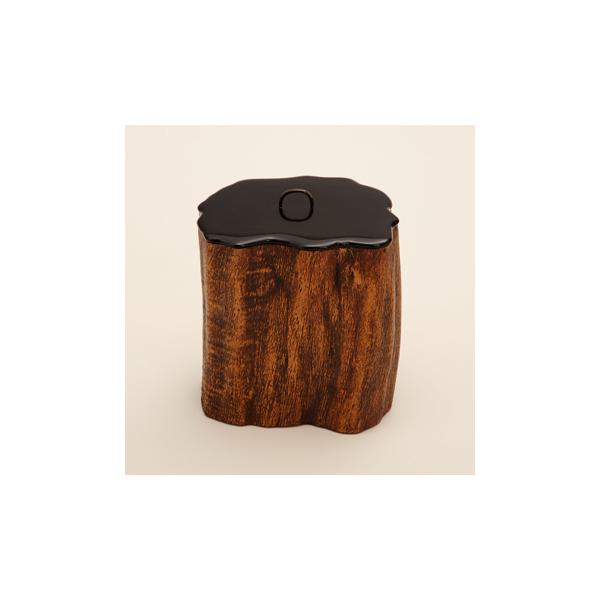 商品発送元：漆器の島安【うるわしうるし】ラッピングサイズ：大生活・インテリア・文具、和食器、その他人間国宝「川北良造」氏の作品です。北海道の原野で育った、蔦を使用し、蔦の持つ表面の素材を生かしてこの水指が出来上がりました。大きく育つことがま...