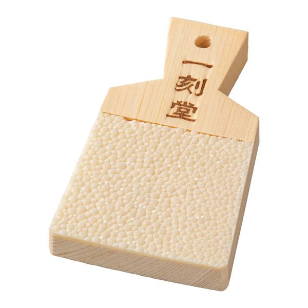 商品発送元：きらりshop外寸：5×8.2×ｔ1.2cm生活・インテリア・文具、調理器具、調理小道具希少価値の高い鮫皮のおろし器です。食材の繊維をつぶさず風味を残しておろす事が出来ます。職人が一つ一つ丁寧に作り、食材の擦りおろしの仕上がりも...