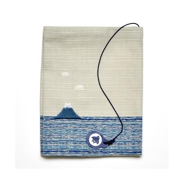 商品発送元：takedaオンラインショップその他商品インフォメーション商品概要◆オリジナルのプリント生地に刺繍のワンポイントをあしらいました。◆しおり紐の先端には柄に合わせたかわいいチャームがついています。◆ほんの厚み10〜30mmに対応。...