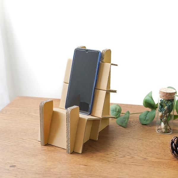 商品発送元：TOMITA ダンボール遊具・家具キッズ・ベビー・マタニティ・デスク周りで使えるマルチスタンドのスリムタイプです！縦型で場所を取らず、ウクレレなどの楽器も安定しておけます。・組み立てるワクワク感を親子で共有できます！工具不要、組...