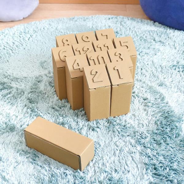 商品発送元：TOMITA ダンボール遊具・家具キッズ・ベビー・マタニティ・フィンランド発祥のスポーツがダンボールで登場！モルックとは、数字の書かれた棒を倒して先に50点ピッタリまで得点した方が勝ちというスポーツです。チームに分かれて遊ぶもよ...