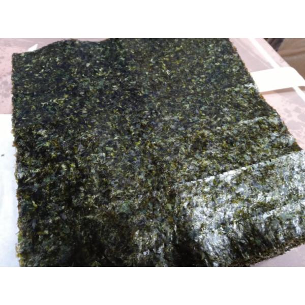 商品発送元：塩釜仲卸市場　東商店フード・菓子現在３年連続で続いている生産量4割をしめる有明大凶作で、全国的な品薄状態により相場が大高騰しています。そんな状況の中で比較的値ごろな焼き海苔です。 この度ご紹介するのは厚みのある香りの良い飛び等級...